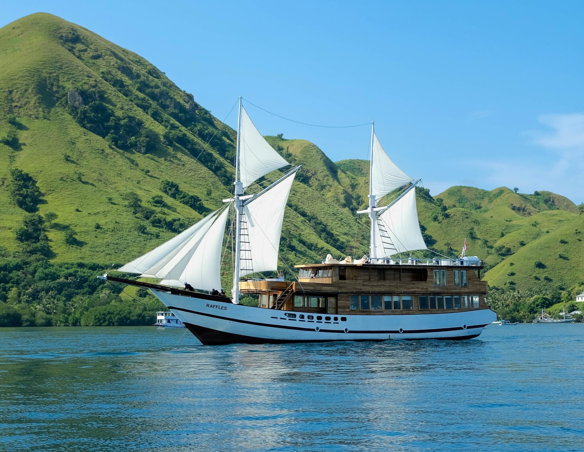 Raffles Liveaboard - Komodo Boat Tour